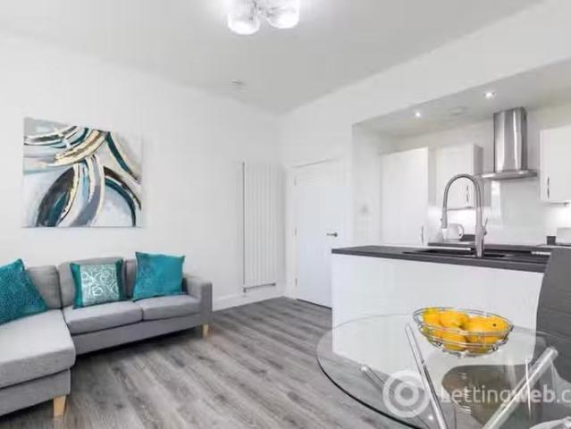 Cheap 2 BR Property to rent in Union Grove, Top Floor, Aberdee.