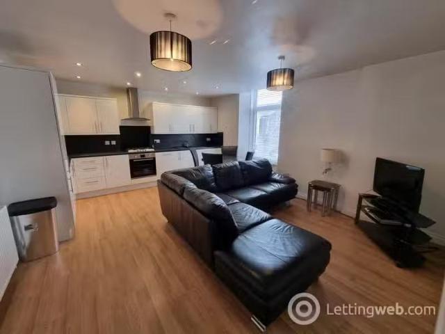 Cheap 2 BR Property to rent in Wallfield Place, Second floor l.
