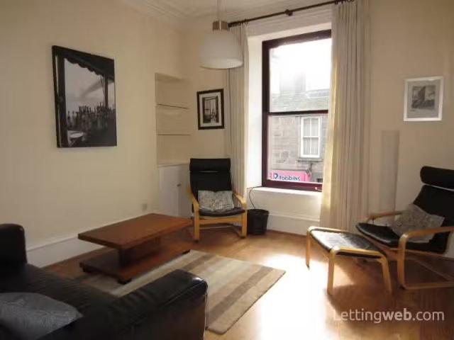 Cozy 2 BR Property to rent in 22c Thistle Street, Aberdeen, AB10