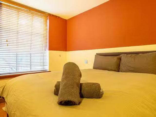 Cozy 2 BR Saint Paul's Square
