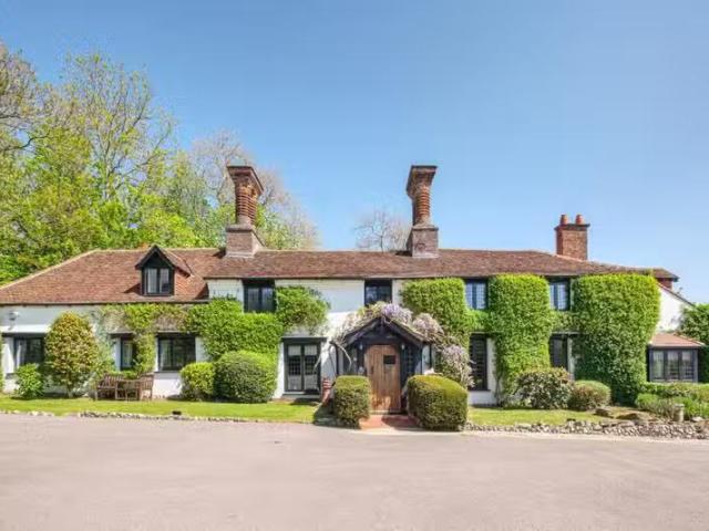 Nice 7 BA 7 bedroom detached house for rent in Clamp Hill, Sta.