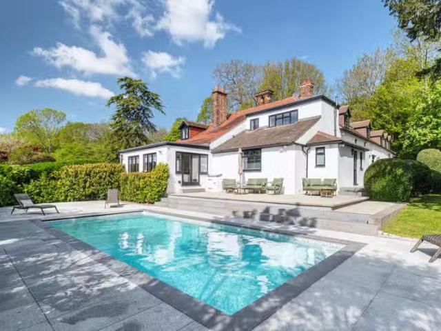 Deal! 7 BA 8 bedroom detached house for rent in Clamp Hill, St.
