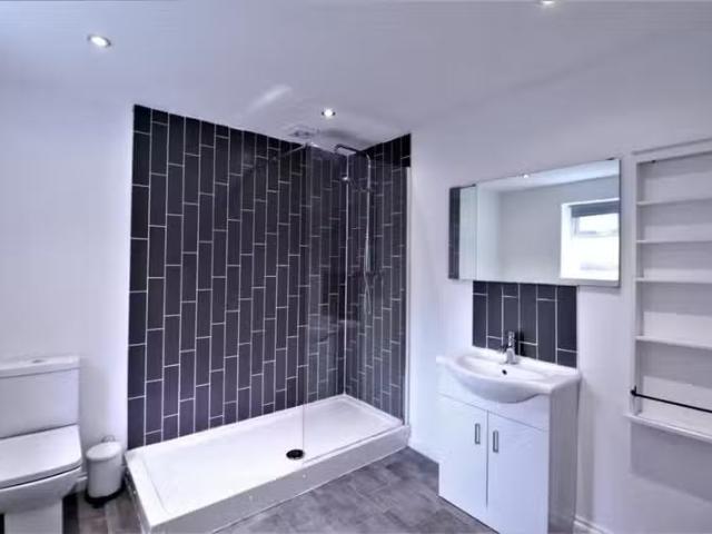 Nice 7 bedroom end of terrace house for rent in Carlyle Road.