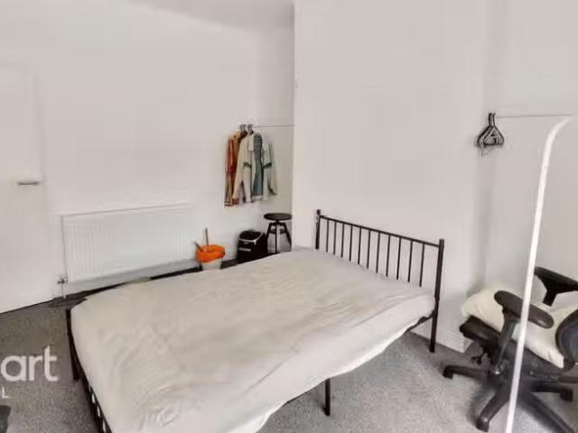 Charming 7 bedroom semi detached house for rent in Brook Road.
