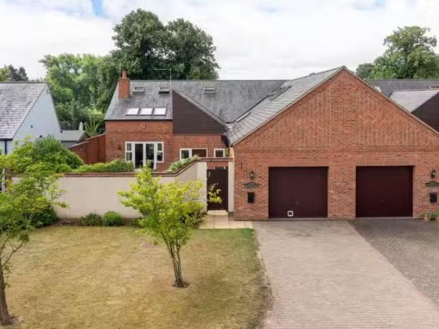 Just in! 4 BA 4 bedroom barn conversion for rent in Chestnuts.