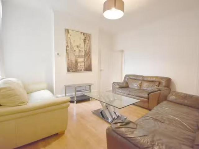 Cozy 4 BA 4 bedroom terraced house for rent in Bolingbroke Roa.