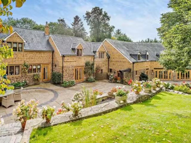 Deal! 4 BA 5 bedroom detached house for rent in Church End Pri.