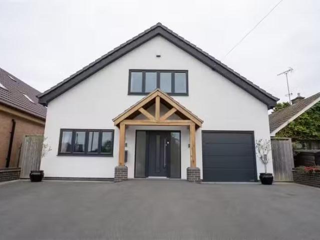Cozy 4 BA 5 bedroom detached house for rent in Hanbury Road, S.