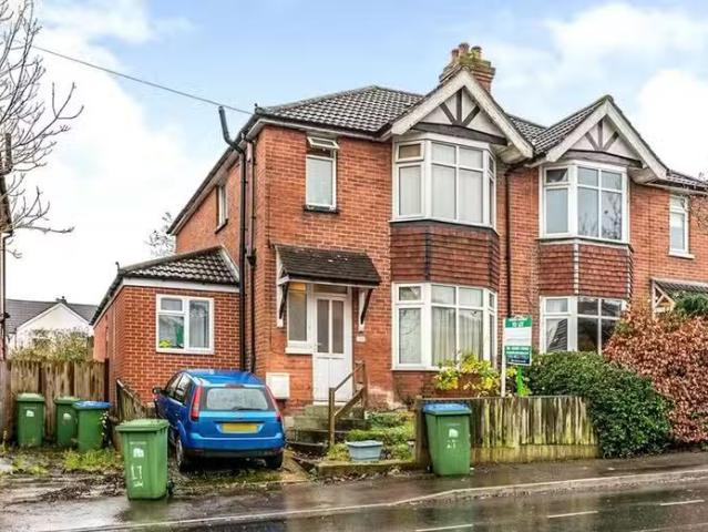 Deal! 4 BA 6 bedroom Mid Terrace Property to rent, Sirdar Road.
