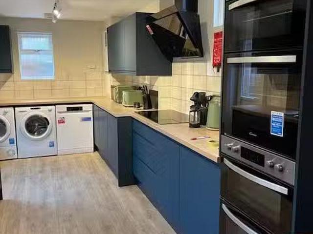Just in! 4 BA 6 bedroom terraced house for rent in Jubilee Str.