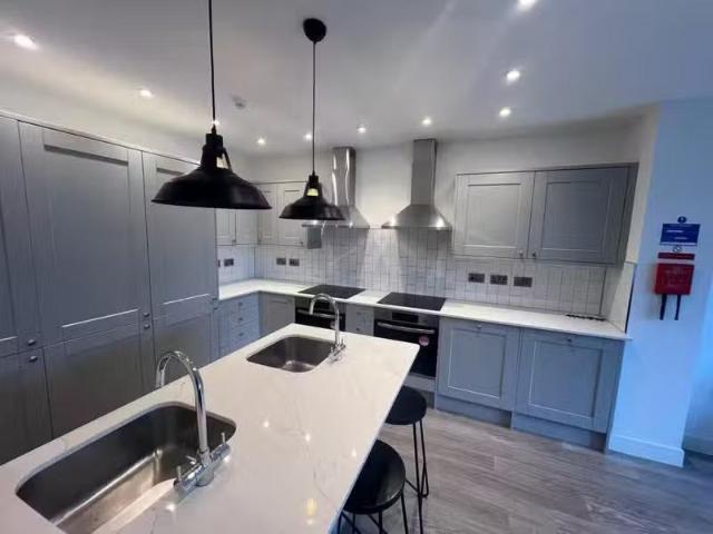 For Rent! 4 BA 7 bedroom house for rent in Luckington Road, Br.