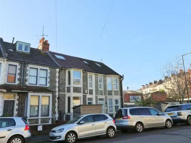 Charming 4 BA 8 bedroom terraced house for rent in Beauley Roa.