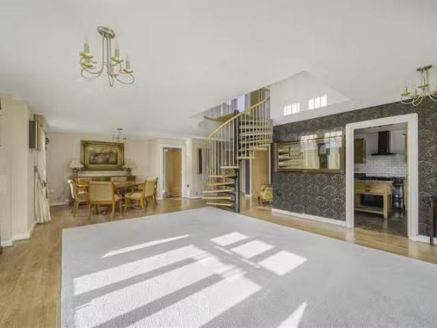 Deal! 4 BA 3 bedroom penthouse for rent in Ingress Park Avenue.