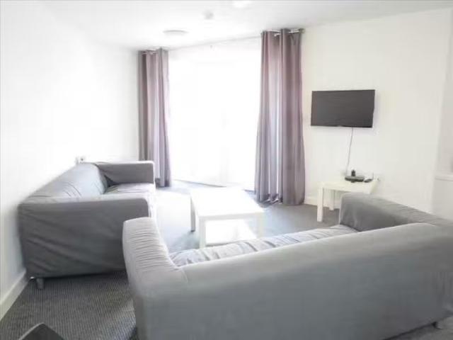 Deal! 4 bedroom apartment for rent in Seamoor Lane, Westbourne.