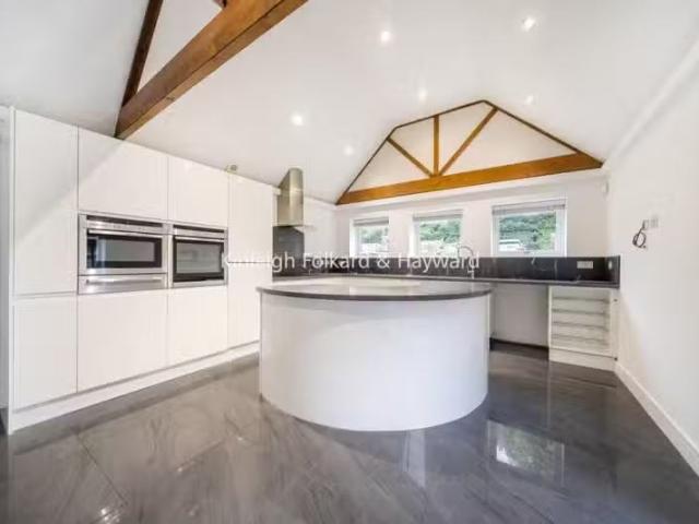 For Rent! 4 bedroom detached house for rent in Blackness Lane.
