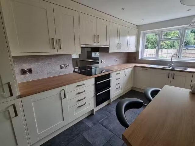 Cheap 4 bedroom detached house for rent in Bramley Close, Warm.