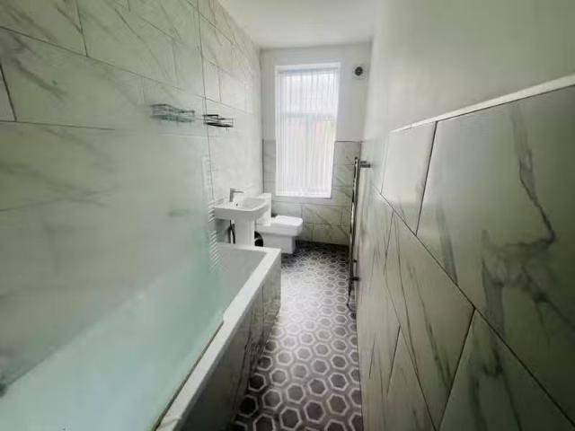 Charming 4 bedroom end of terrace house for rent in Leamington.