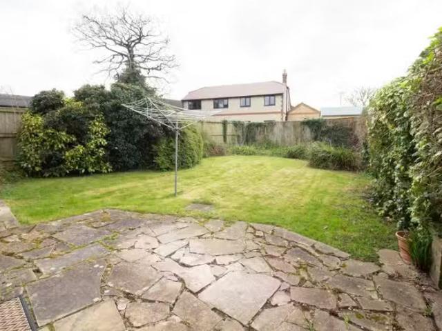 Cheap 4 bedroom link detached house for rent in Wychelm Road.