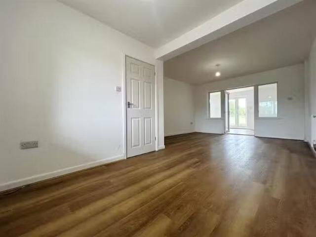 Rental! 4 bedroom semi detached house for rent in Leas Road, C.