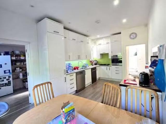 Cozy 4 bedroom semi detached house to rent in Holmbrook Drive.
