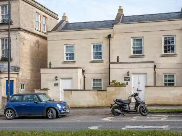 Unique 4 bedroom town house for rent in Wellsway, Bath, BA2