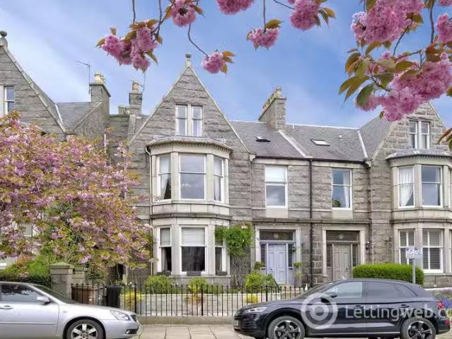 Cozy 4 BR Property to rent in Beaconsfield Place, Top Floor, A.
