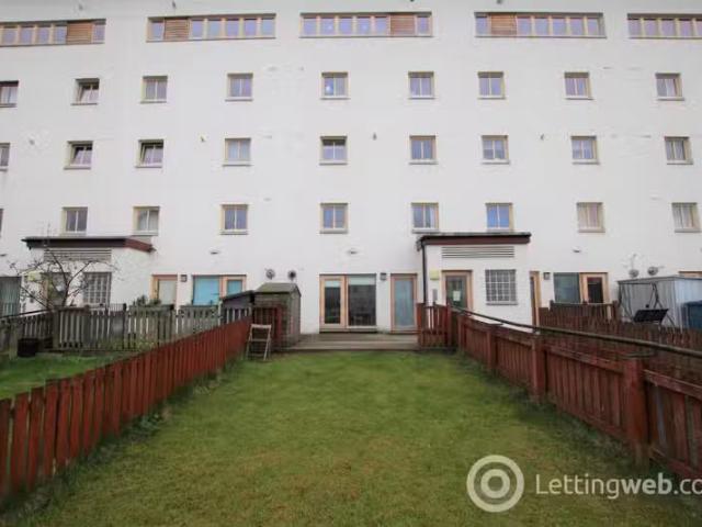 Cheap 4 BR Property to rent in Lochburn Gardens, Glasgow, G20.