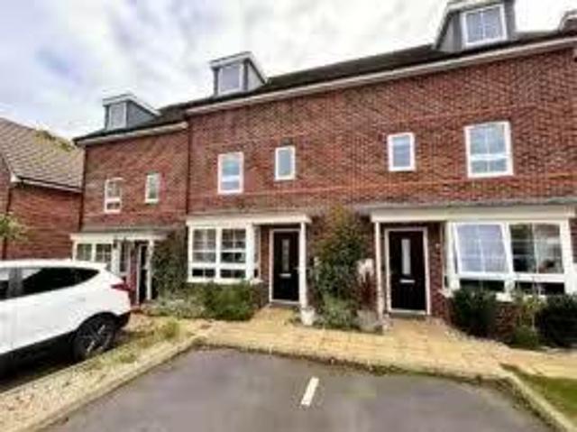 Just in! 4 BR Property & Houses to Rent: Barton Row, Hook, Ham.
