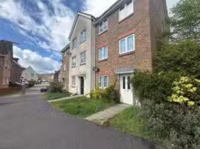 Deal! 4 BR Property & Houses to Rent: Otter Close, Aldershot.