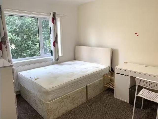 Cheap 5 BA 5 bedroom house share for rent in Charter Avenue, C.