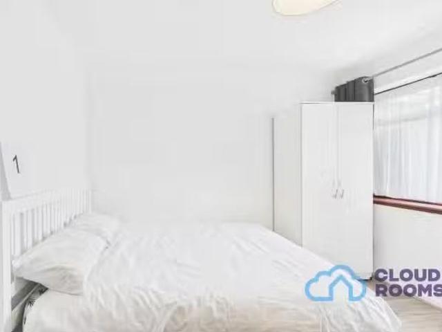 Nice 5 bedroom flat share for rent in Cedar Road, Hatfield, He.