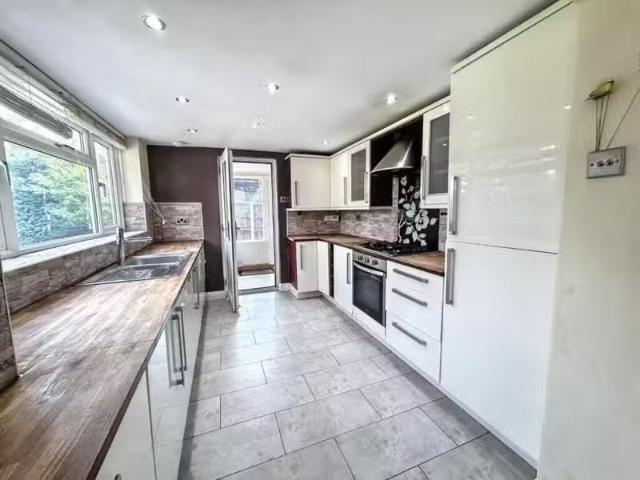 Cheap 5 bedroom semi detached house for rent in Grange Lane, S.