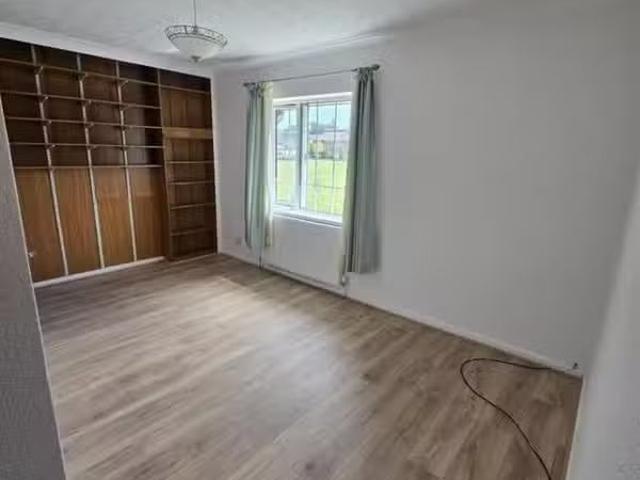 Charming 5 bedroom semi detached house for rent in Sterncourt.