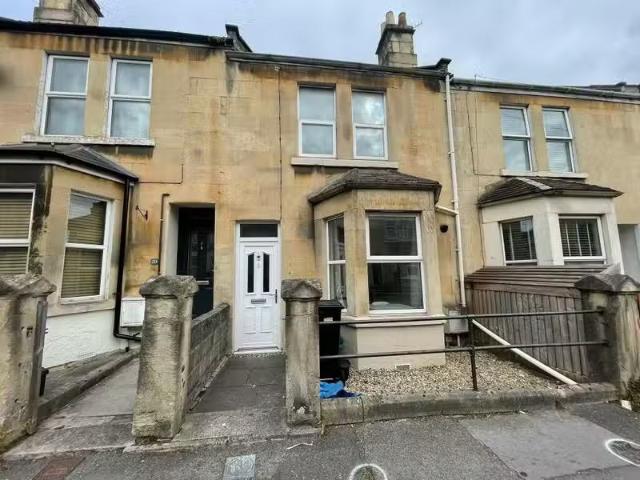 Deal! 5 bedroom terraced house for rent in Livingstone Road, B.
