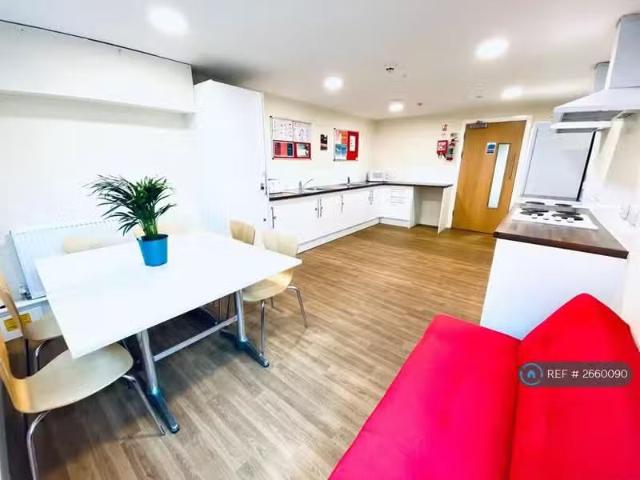 Charming 6 BA 6 bedroom flat for rent in Warwick New Road, Lea.