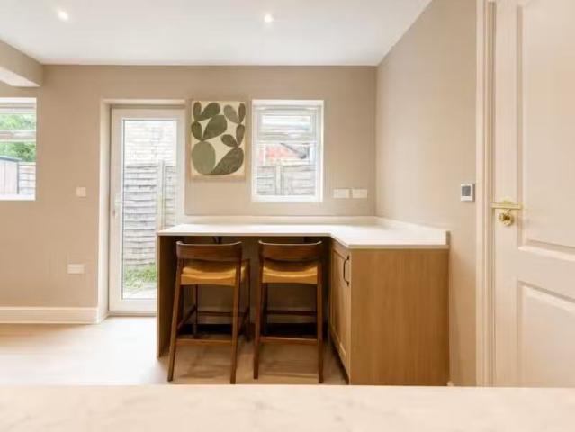 Charming 6 BA 6 bedroom house share for rent in Ross Street, C.