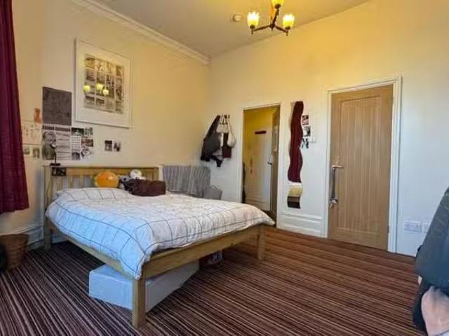 Unique 6 BA 8 bedroom terraced house for rent in Coronation Ro.
