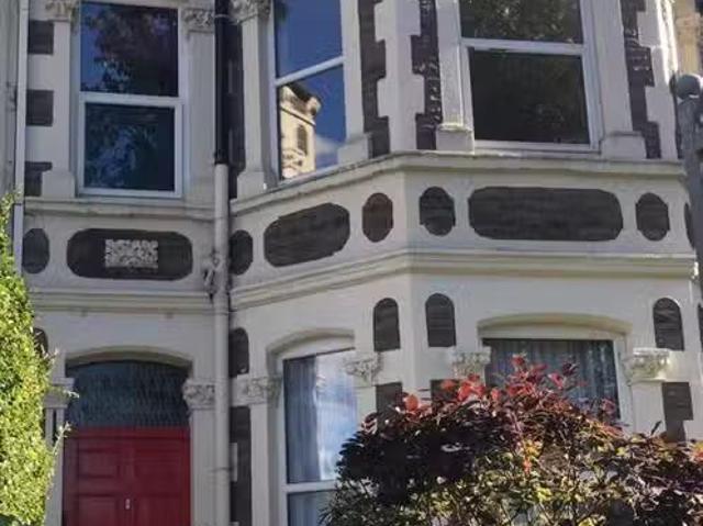 Cozy 6 BA 8 bedroom terraced house for rent in Coronation Road.