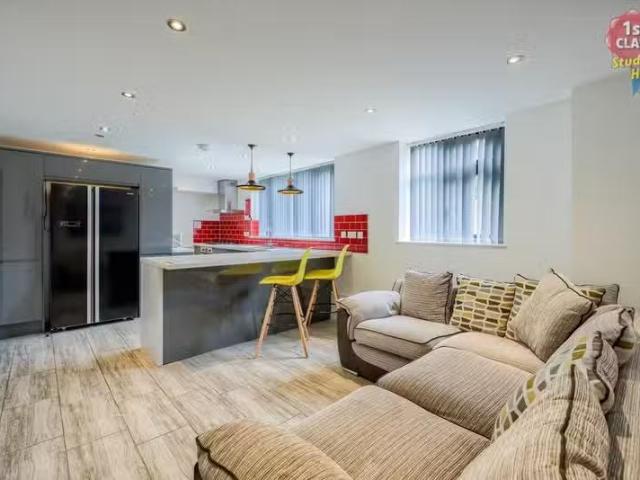 Deal! 6 bedroom apartment for rent in Flat 9, Alouise House, T.