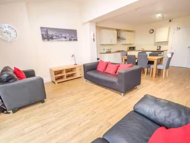 Unique 6 bedroom semi detached house for rent in Wallisdown Ro.