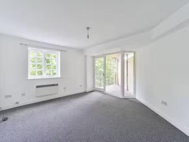 Just in! Flat to rent in Elizabeth Fry Place, Woolwich, London.