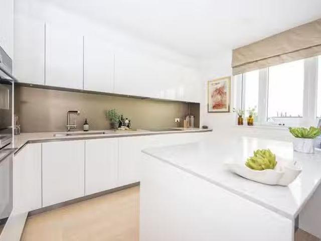 Just in! Flat to rent in Pinewood Gardens, Teddington TW11
