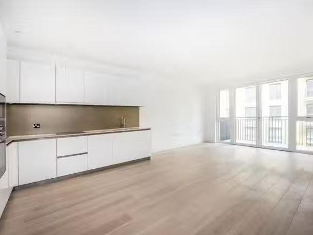 Unique Flat to rent in Pinewood Gardens, Teddington TW11
