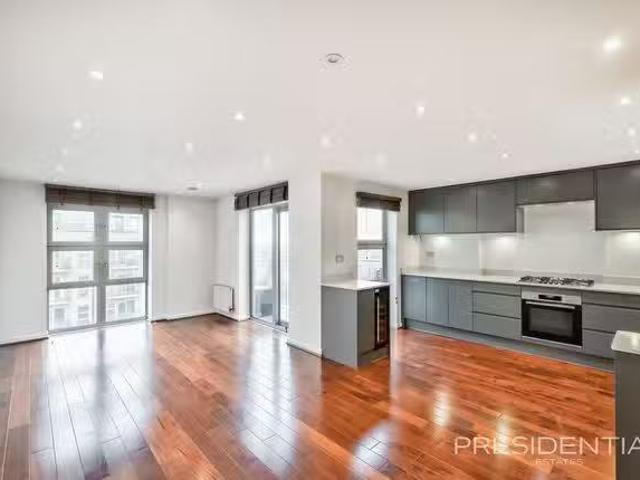 Cheap Flat to rent in Queen Mary Avenue, London E18