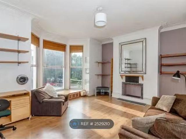 Unique Flat to rent in St Peter's Road, London CR0