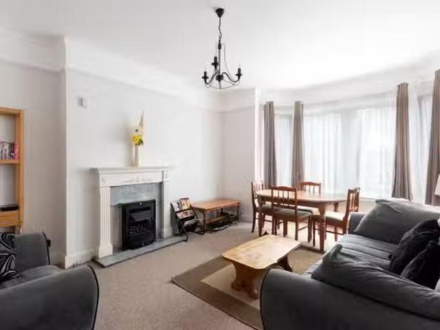 Rental! Flat to rent in Southdean Gardens, Southfields SW19