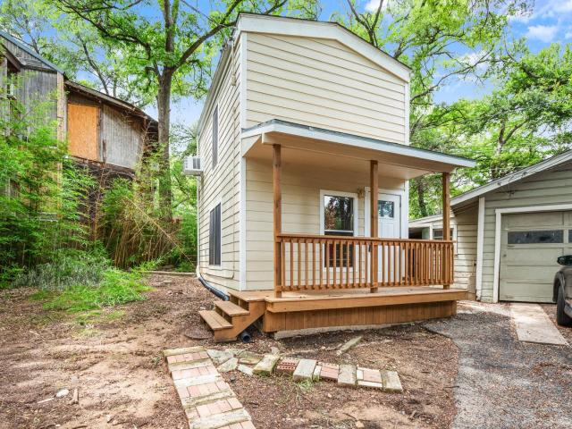 Unique loft style 1 bd/1 bath in Desirable Cherrywood Neighborhood