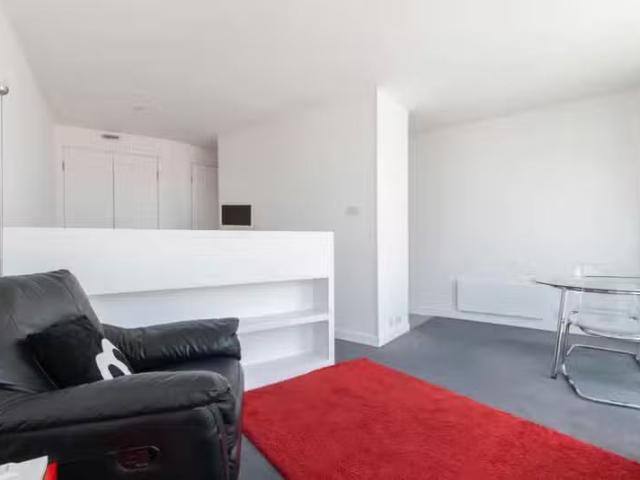 Unique Studio apartment for rent in Rotunda, New Street, B2 4P.