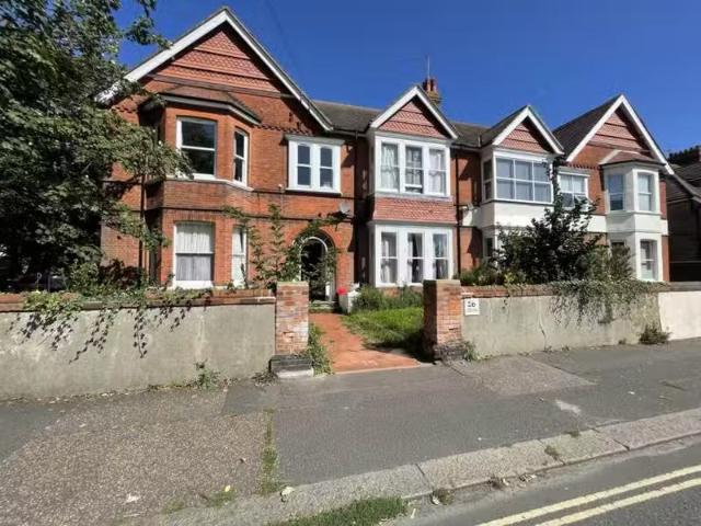 For Rent! Studio flat for rent in Cowper Road, Worthing, West.