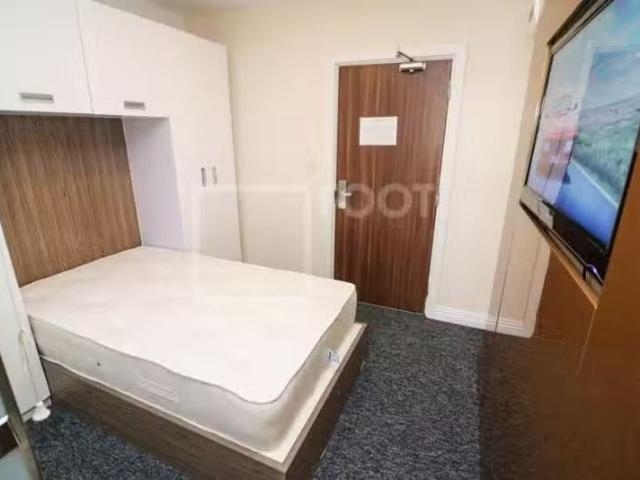 Unique Studio flat for rent in Sunbridge Halls, Bradford, BD1.